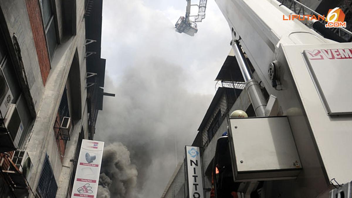 FOTO: Pertokoan Glodok Terbakar Hebat - News Liputan6.com