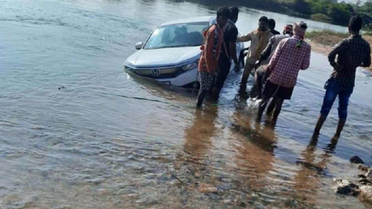 Gara-gara Ikuti Google Maps, Mobil Ini Nyebur ke Sungai - Berita Otosia.com