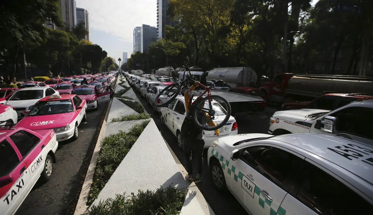 FOTO: Tuntut Perubahan Peraturan, Sopir Taksi di Meksiko Blokir Jalan ...