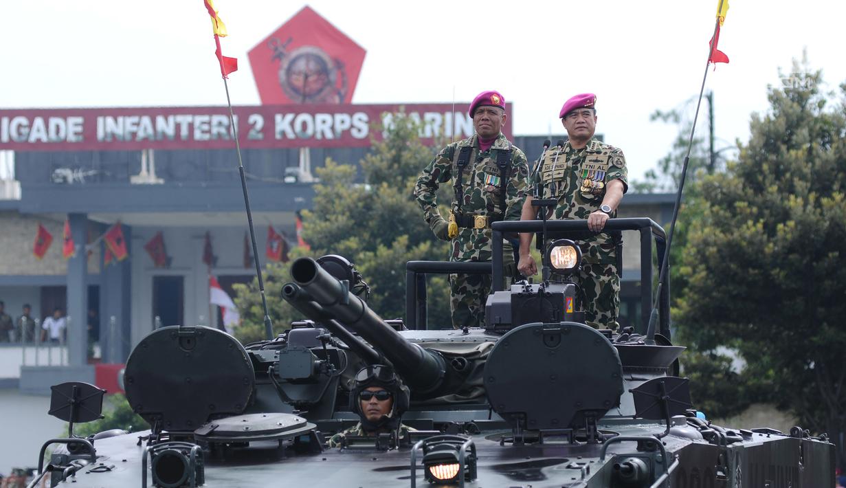 PHOTO: Dari Atas Tank, Kasal Pimpin HUT Korps Marinir ke-72 - Foto ...
