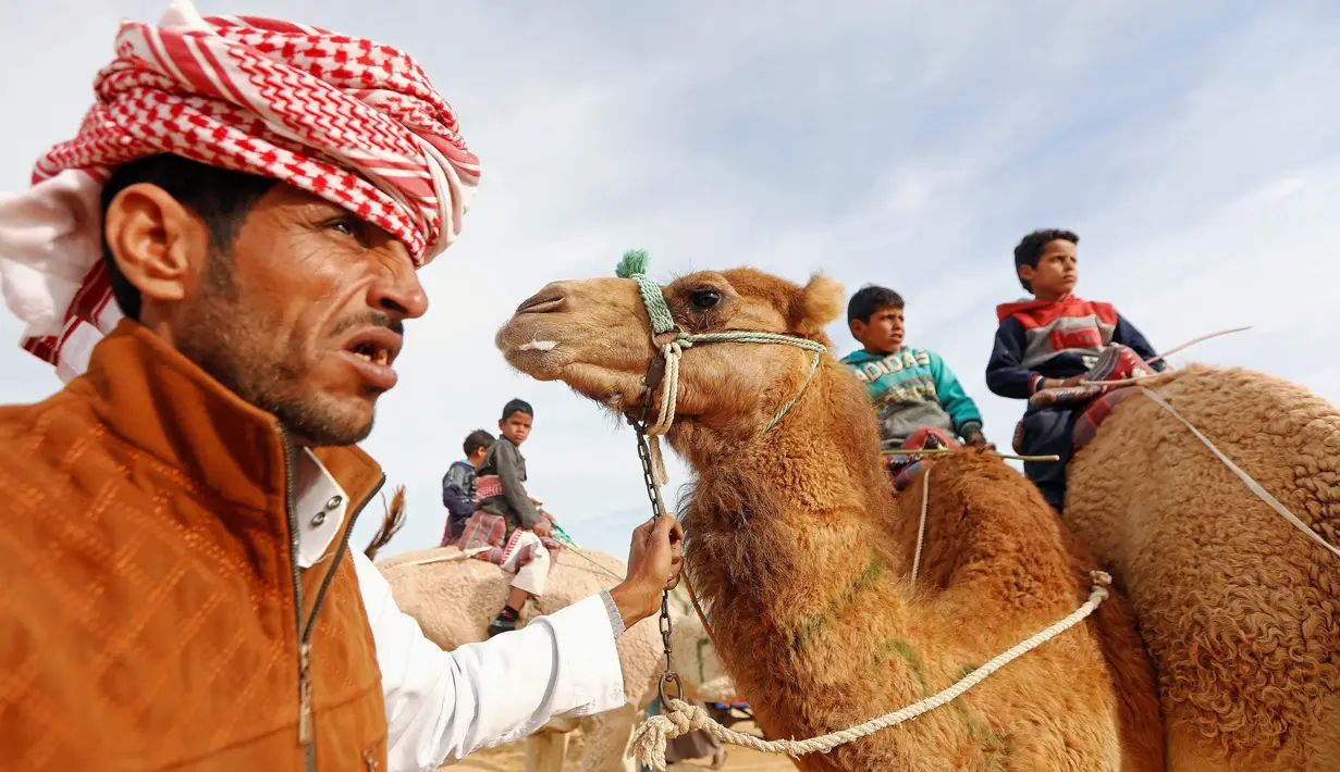 FOTO: Aksi Para Joki Cilik Memacu Unta di Mesir - Foto Liputan6.com