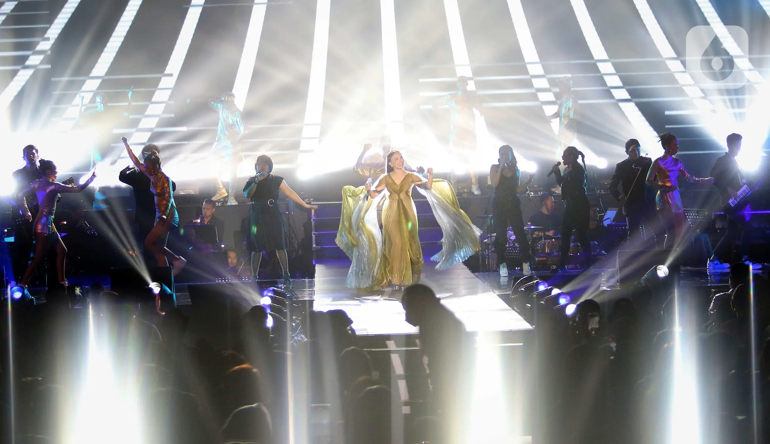 FOTO: Rossa Tampil Memukau dalam 25 Shining Years Concert - Foto ...