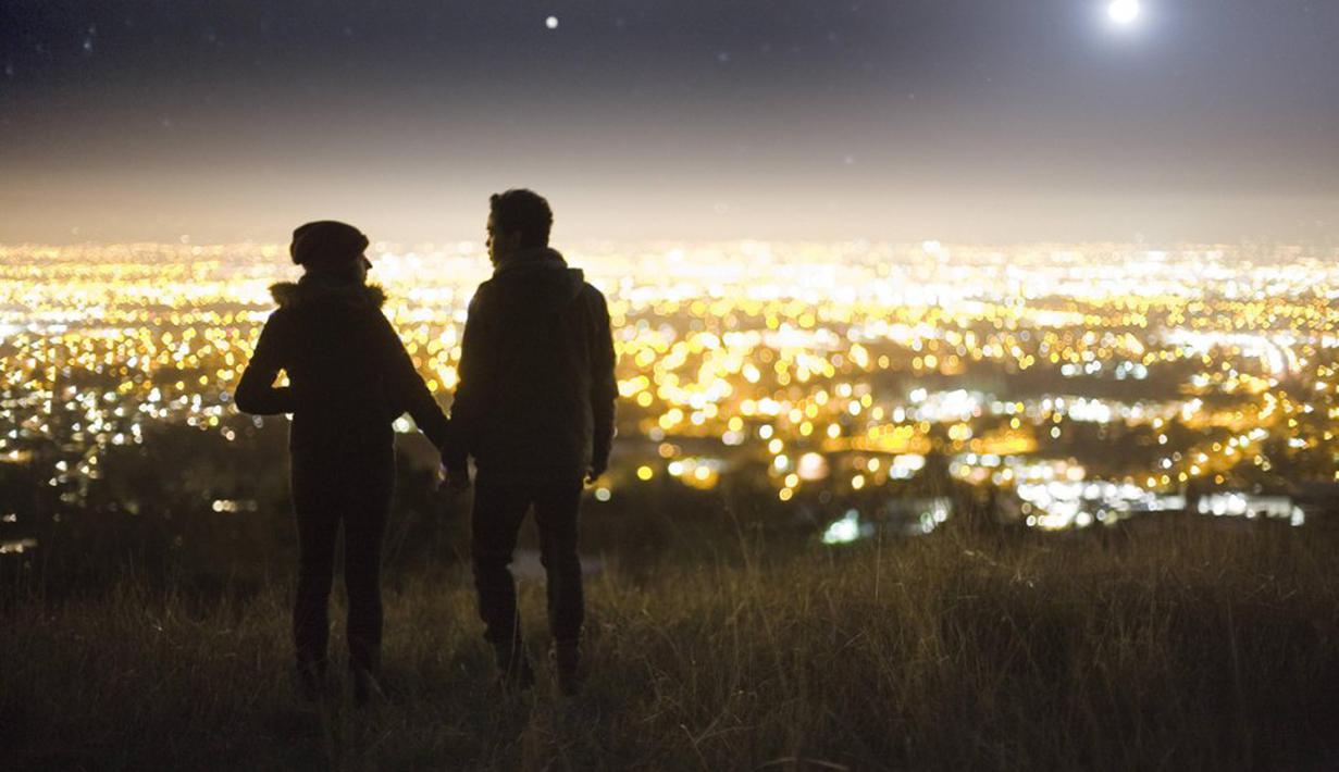 Foto Romantis Traveling Berdua Pakai Self-Timer Kamera - Photo Fimela.com