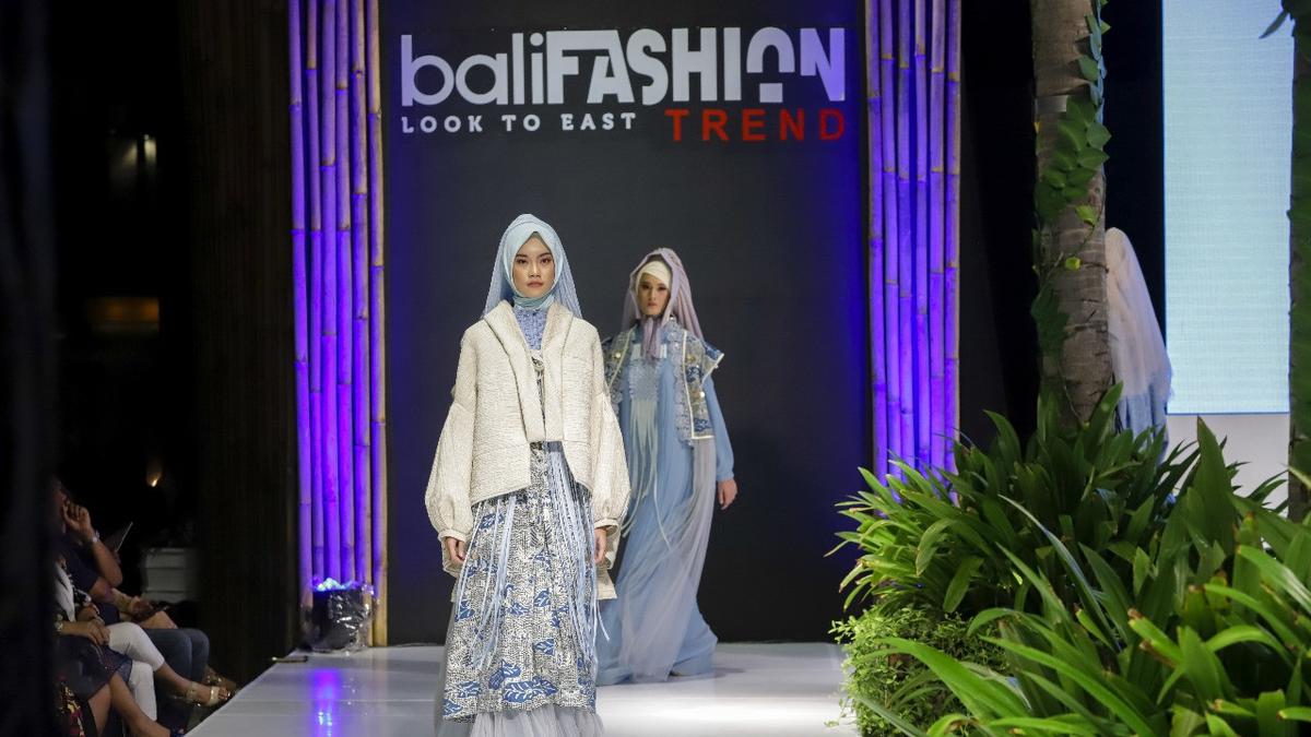 Gaya Layering untuk Busana Hijab Lebih Modis di Bali Fashion Trend 2019 ...