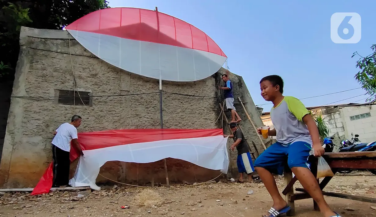 FOTO: Melihat Pembuatan Layang-Layang Merah Putih Setinggi 6 Meter ...