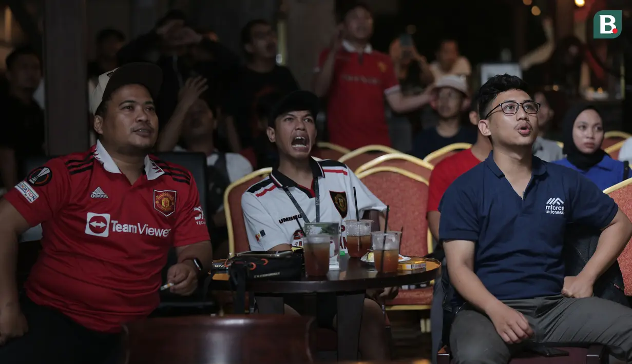 Foto: Wajah Semringah Anggota Komunitas United Indonesia setelah MU Unggul Dua Gol atas Everton ...