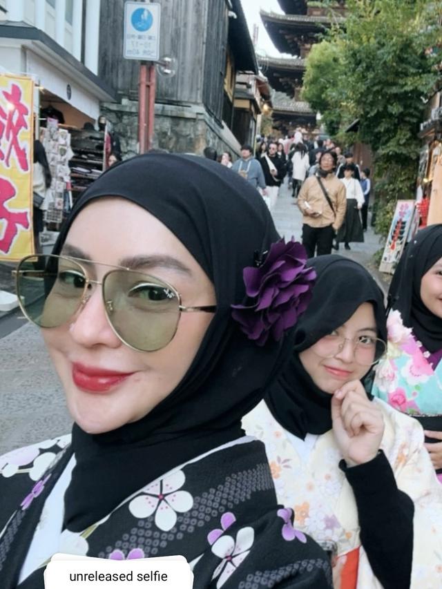 7 Potret Sarah Vi Pakai Makeup Porcelain, Tebalnya Bak Boneka Jepang