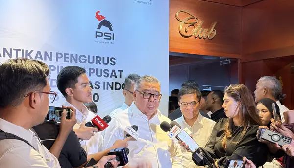 Aksi Berani Emak-Emak Kerudung Pink di Tengah Ricuh Demo Depan DPR Mencuri Perhatian - News ...