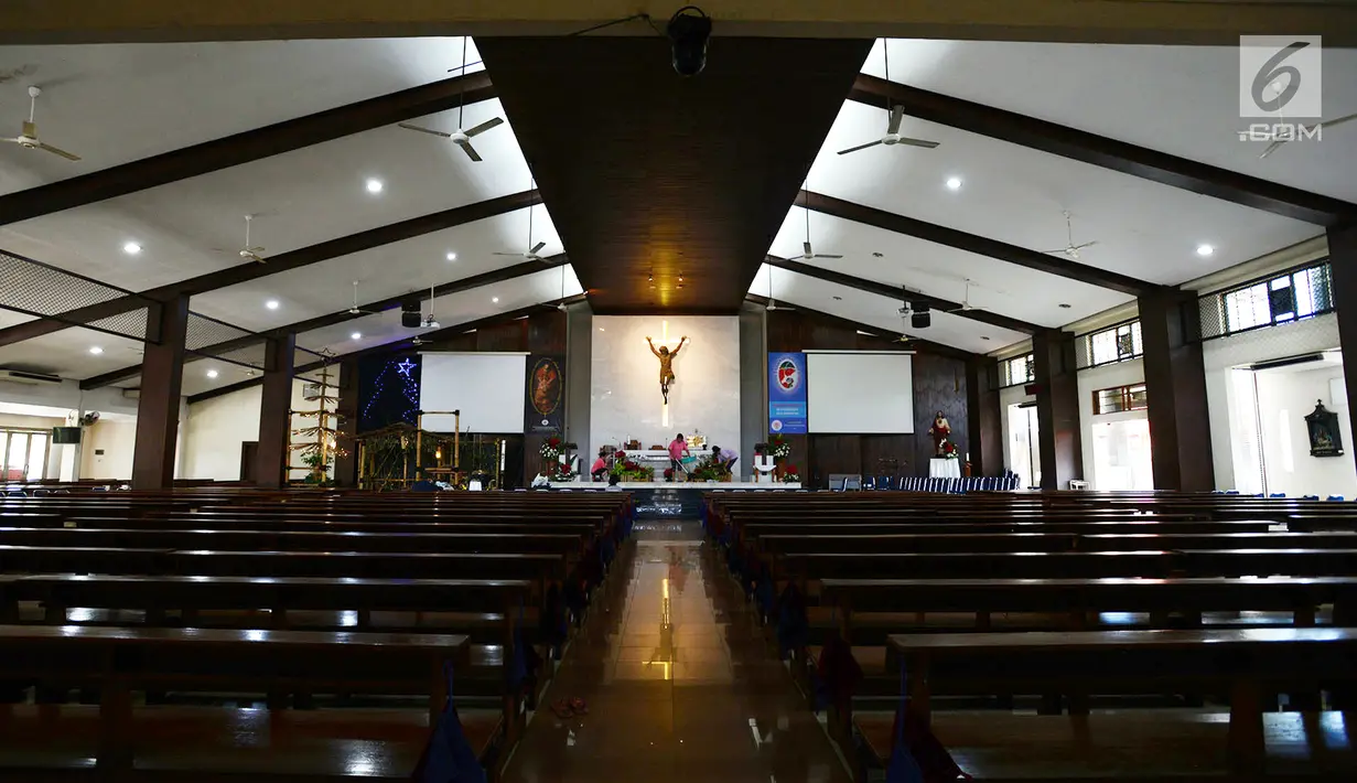 FOTO: Panitia Gereja Sibuk Rapikan Tempat Ibadah Jelang Misa Natal ...