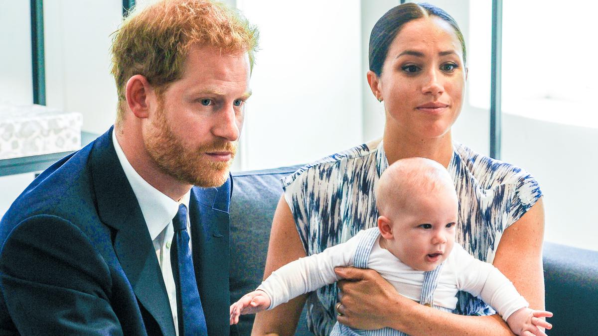 Pangeran Harry-Meghan Markle Rilis Kartu Natal, Pose Archie Harrison ...