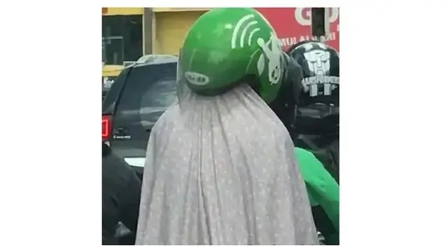 6 Potret Emak-Emak Pakai Helm Terbalik Ini Bikin Senyum Nyengir - Hot Liputan6.com