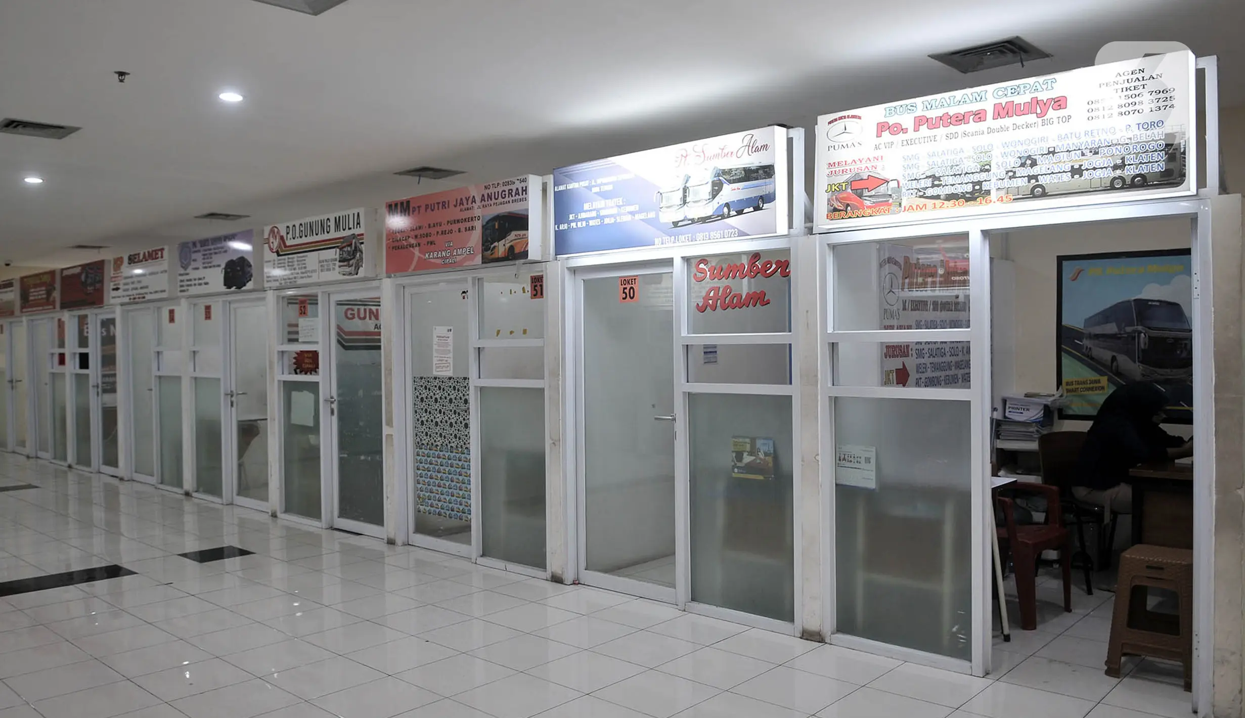 FOTO: SIKM Berlaku, Agen Bus AKAP di Terminal Pulogebang Dilanda Sepi ...