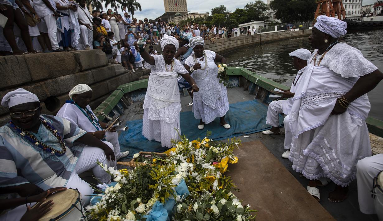 Melihat Pemuja Dewi Laut di Brasil Beri Penghormatan, Menari hingga ...