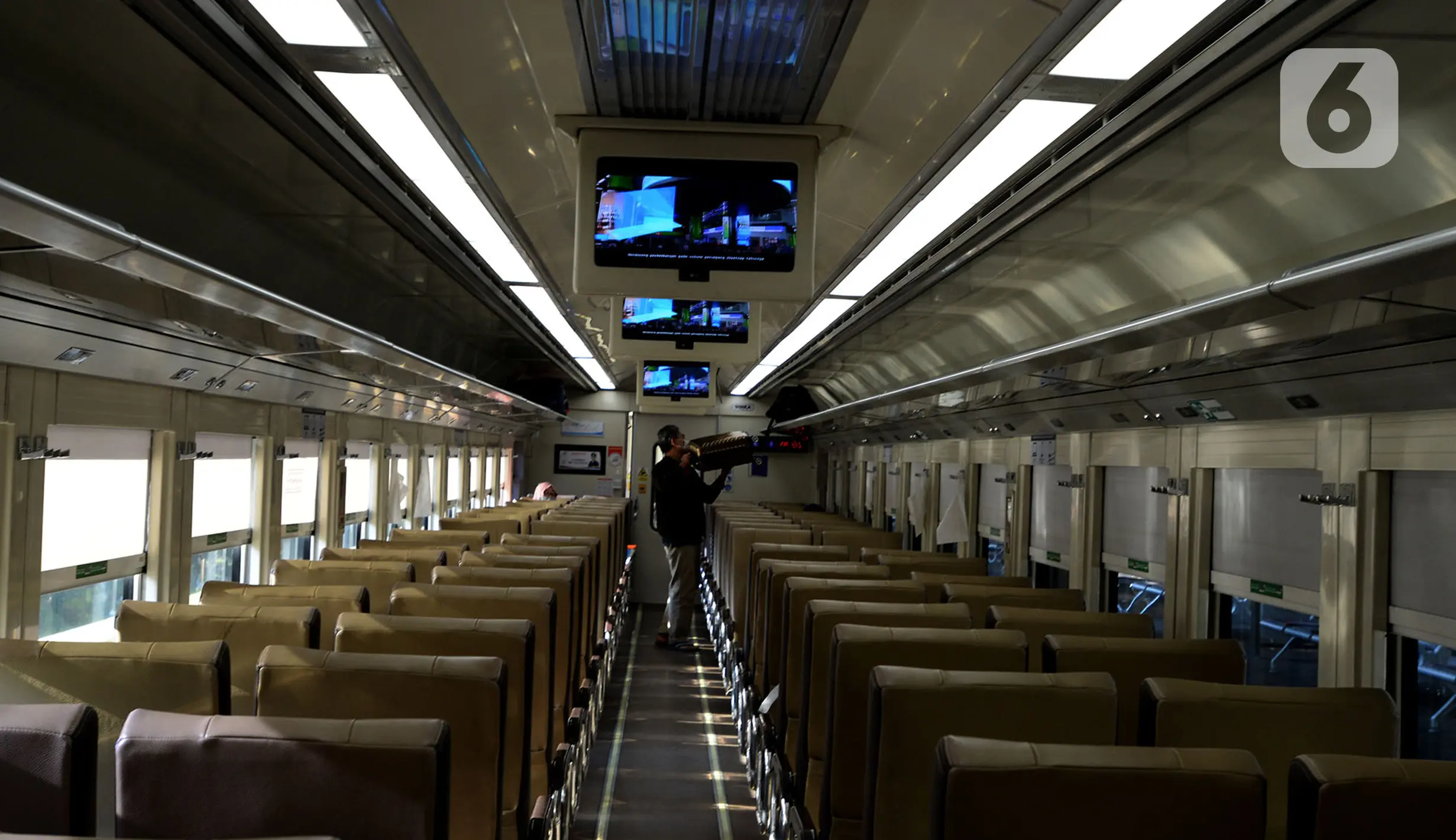 FOTO: Kereta Api Luar Biasa Mulai Beroperasi - Foto Liputan6.com