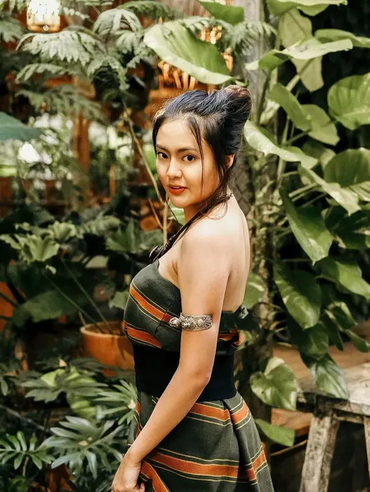 Vania Valencia Pakai Kain Tenun Tradisional, Cantik Natural - Foto ...
