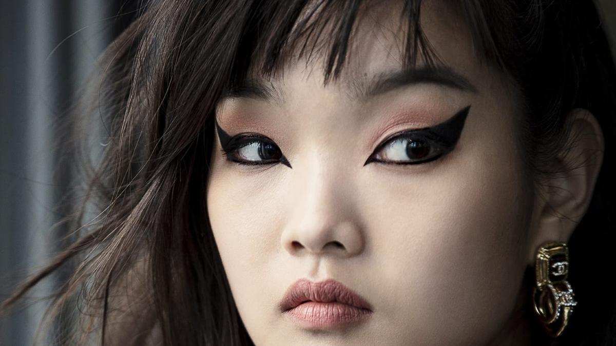 9 Potret Beauty Backstage Chanel 2021/22 Métiers d’art show