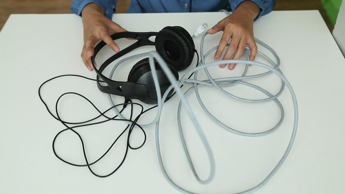 Cara Merapikan Kabel Semrawut dengan Alat Sederhana Ini - Enam Plus ...