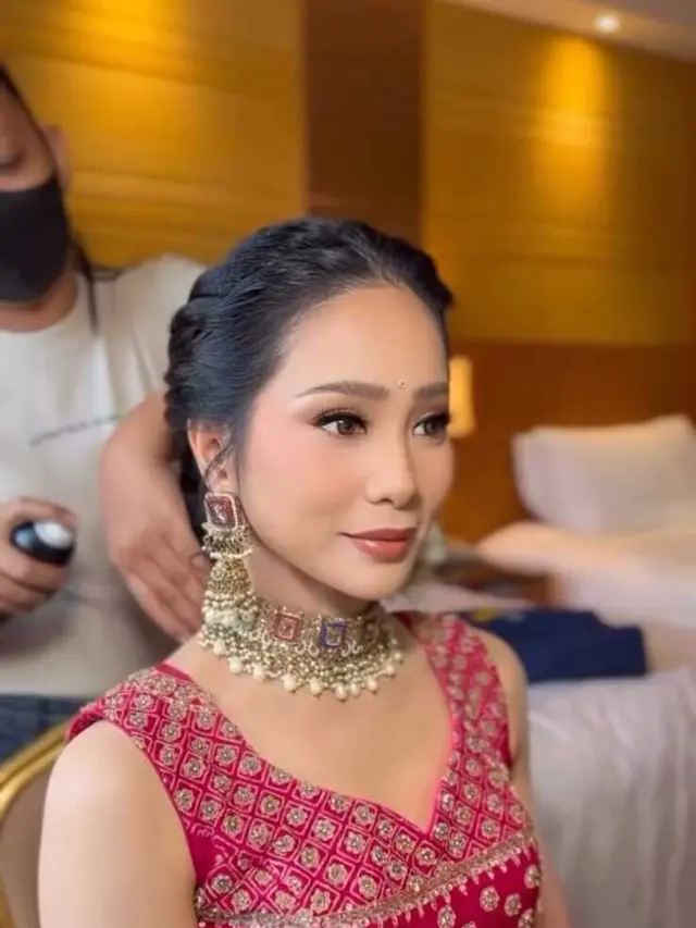 Gaya Menawan Bunga Zainal Pakai Lehenga India saat Kondangan, Tampil ...