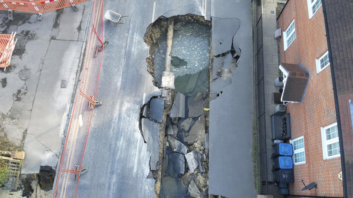 Fenomena Sinkhole Si Lubang Raksasa Muncul di Inggris Selatan, Telan ...