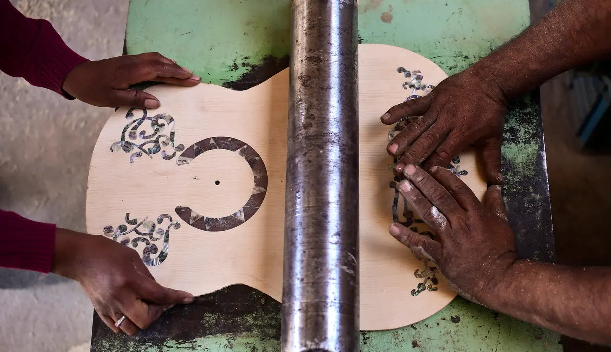 FOTO: Gara-Gara Film Animasi Coco, Pengrajin Gitar Dibanjiri Pesanan ...