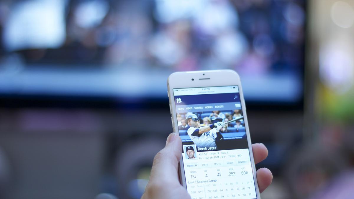 3 Cara Menyambungkan Handphone ke Televisi tanpa Ribet
