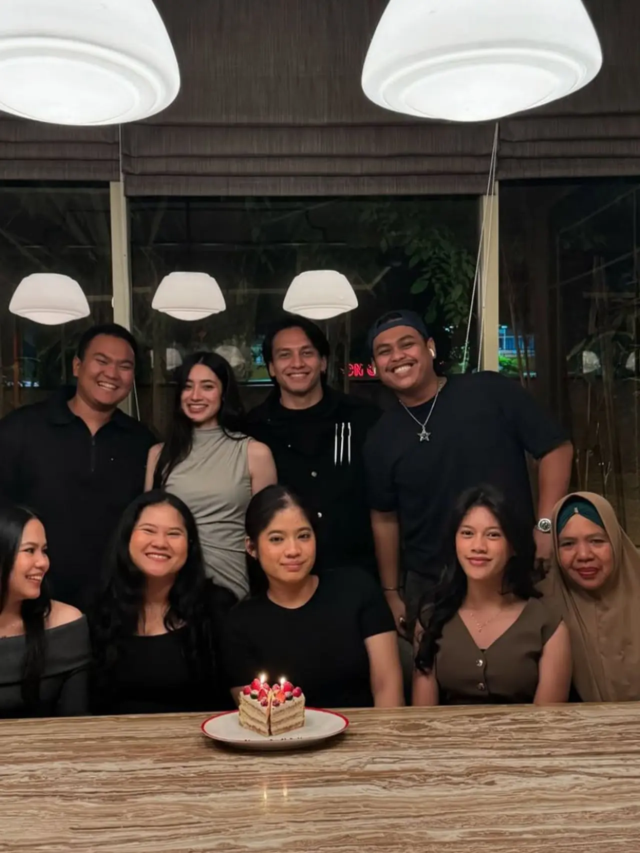 9 Potret Jefri Nichol Rayakan Ultah ke-26, Pamer Momen Bucin dengan Ameera Khan - Hot Liputan6.com