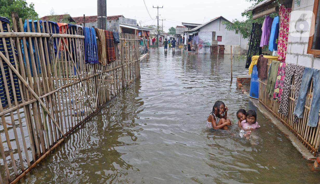 FOTO: Banjir Rob Masih Genangi Permukiman Warga Muara Gembong - Foto ...
