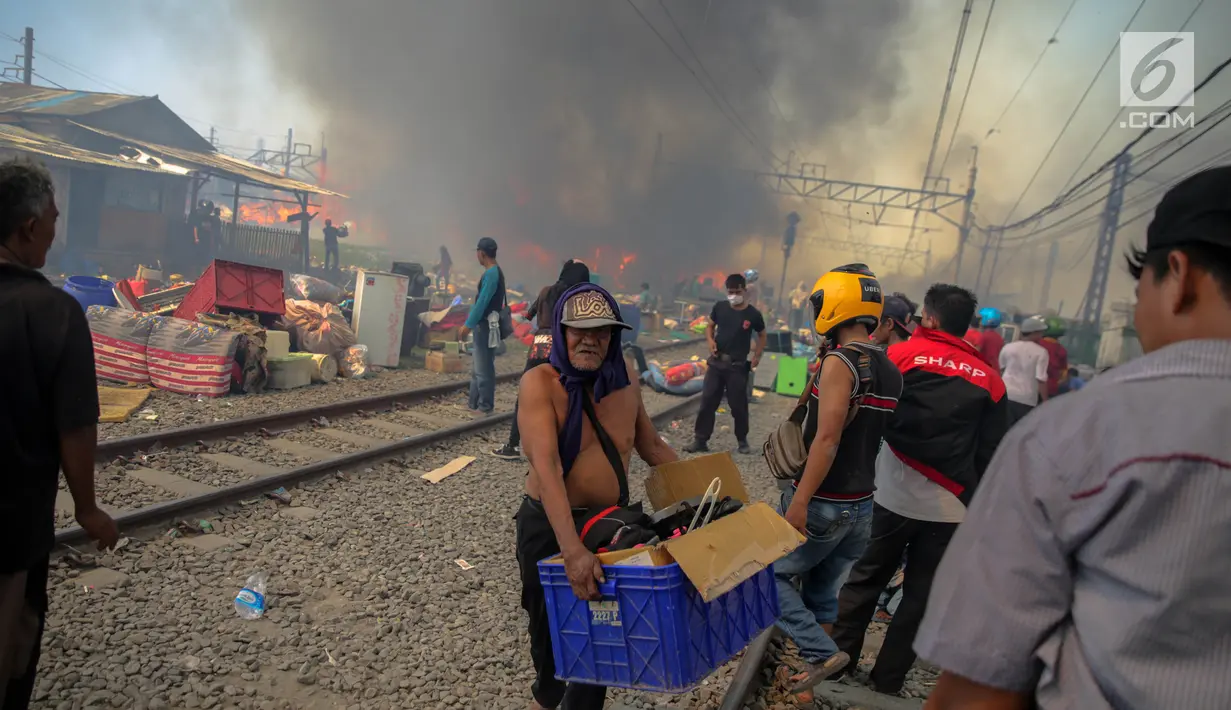 PHOTO: Kebakaran di Belakang Alexis, Warga Panik Selamatkan Barang Berharga - Foto Liputan6.com