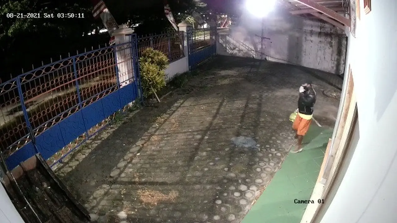 Panjat Pagar, Kantor JTV Bojonegoro Diacak-Acak Maling Terekam Kamera CCTV - Surabaya Liputan6.com