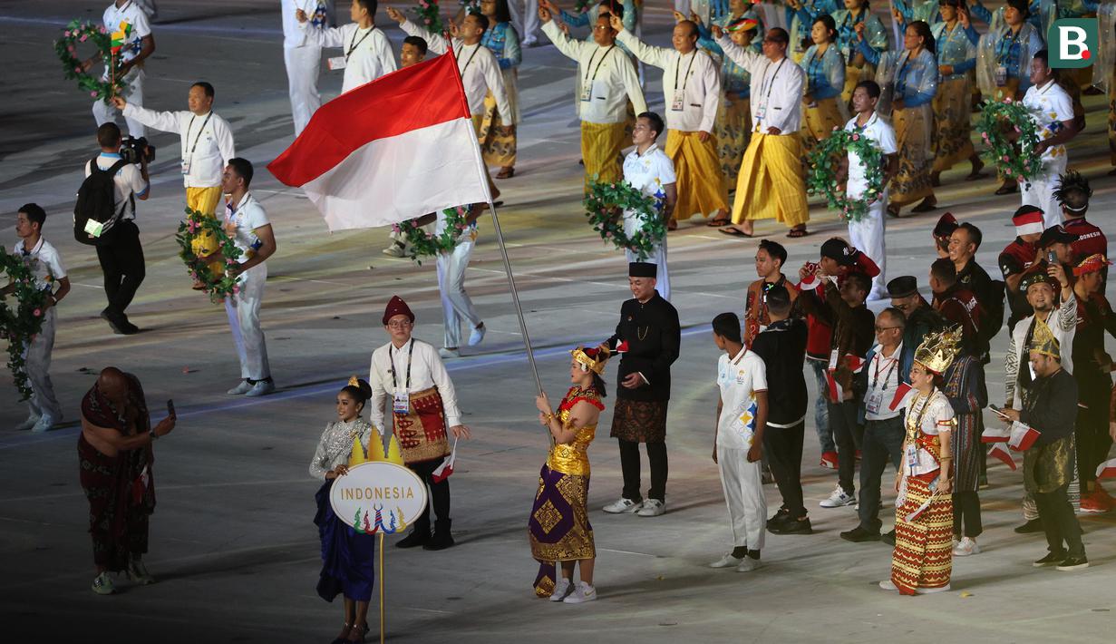 Foto: Kenakan Baju Adat Bali, Flairene Candrea Pimpin Defile Kontingen Indonesia pada Upacara ...
