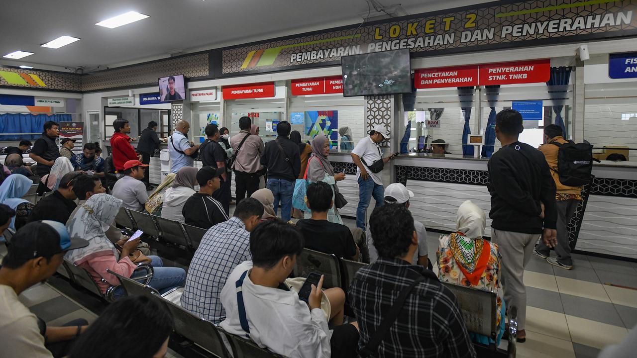 Kantor Samsat Soreang Bandung Dipadati Penunggak Pajak Kendaraan, 3 ...