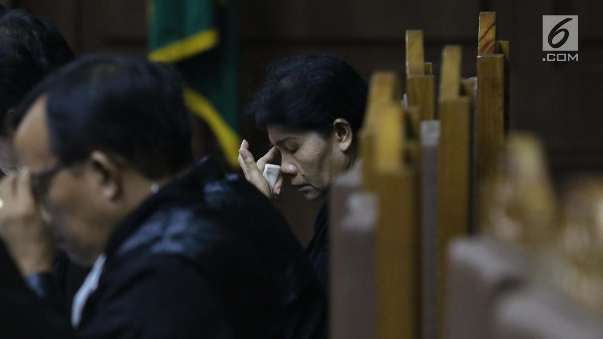 FOTO: Diselimuti Duka, Hakim Ad Hoc Merry Purba Tetap Jalani Persidangan - Foto Liputan6.com