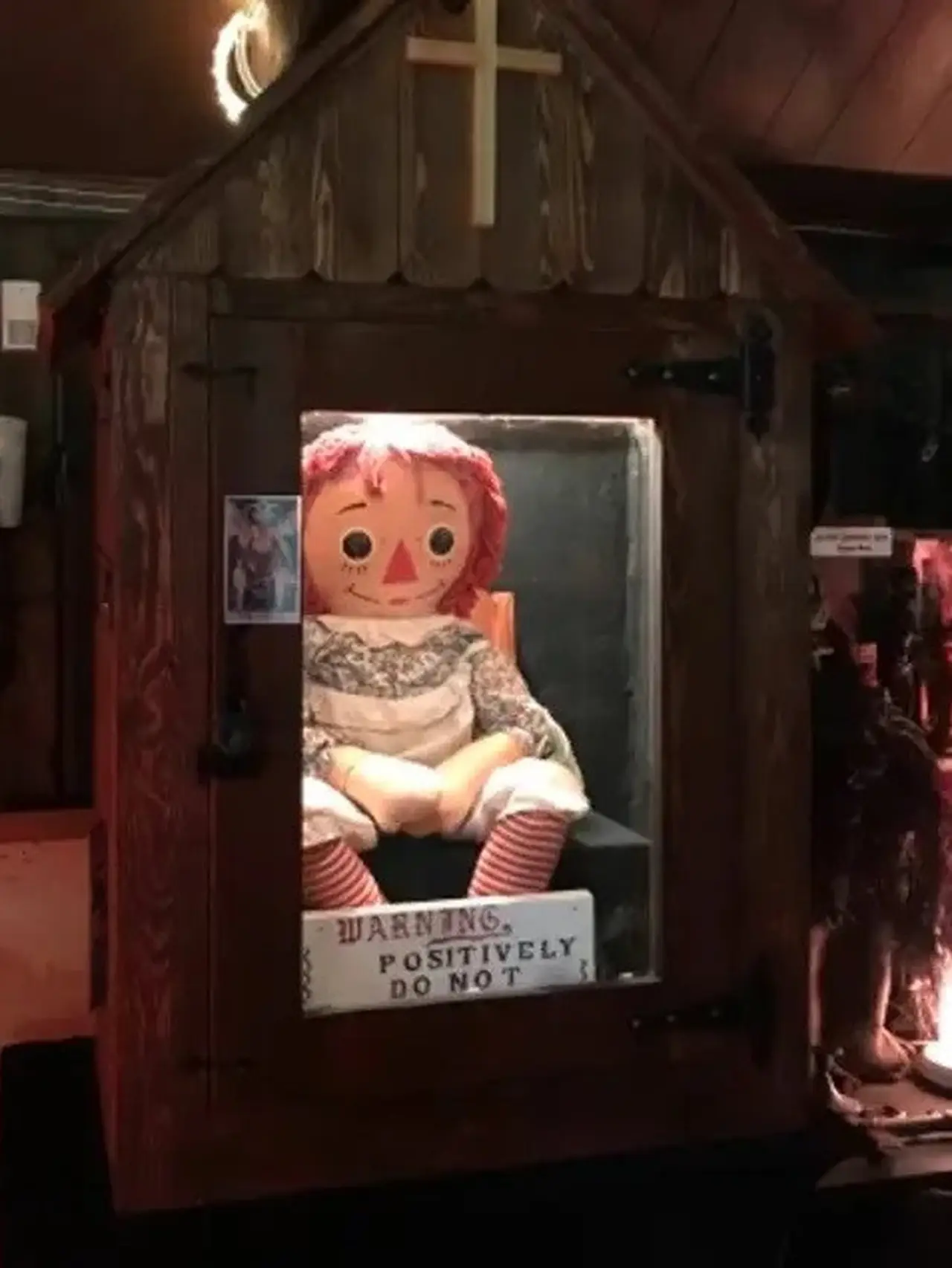 5 Potret Terkini Boneka Arwah Annabelle yang Asli di Museum, Terkunci ...