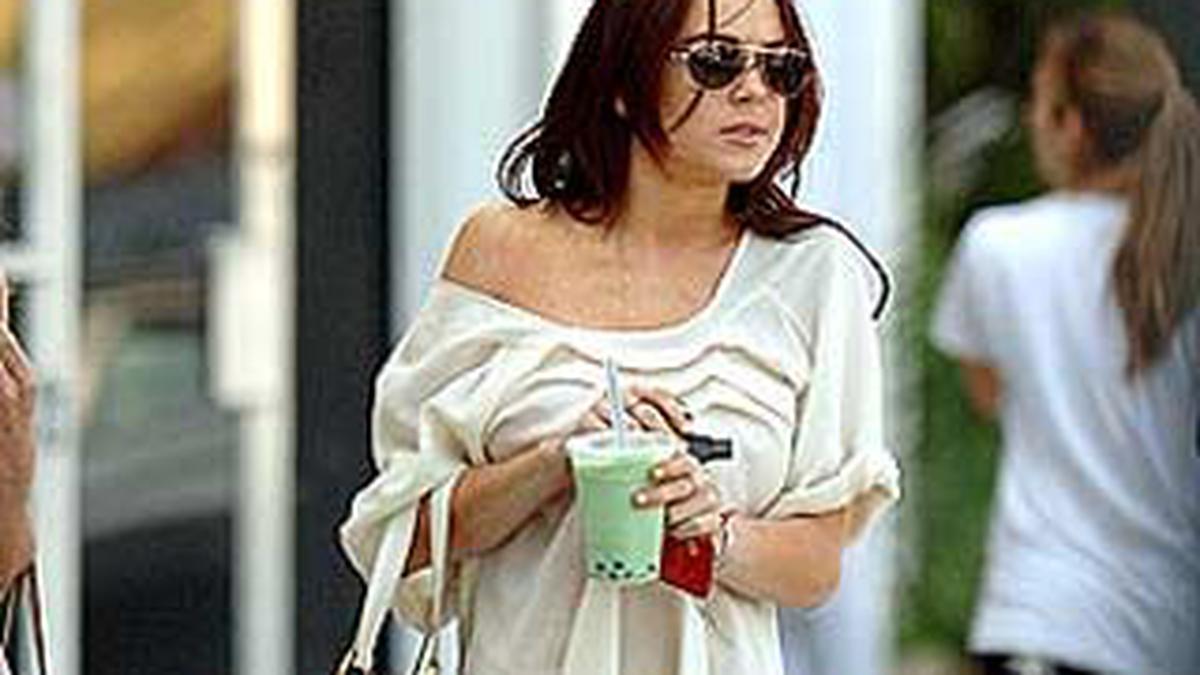 Lindsay Lohan Keranjingan Minum Teh Herbal - ShowBiz Liputan6.com