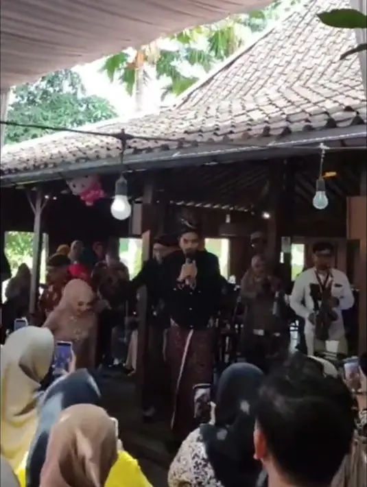 Viral Duta Sheila On 7 Jadi Among Tamu dan Hibur Undangan - Photo Fimela.com