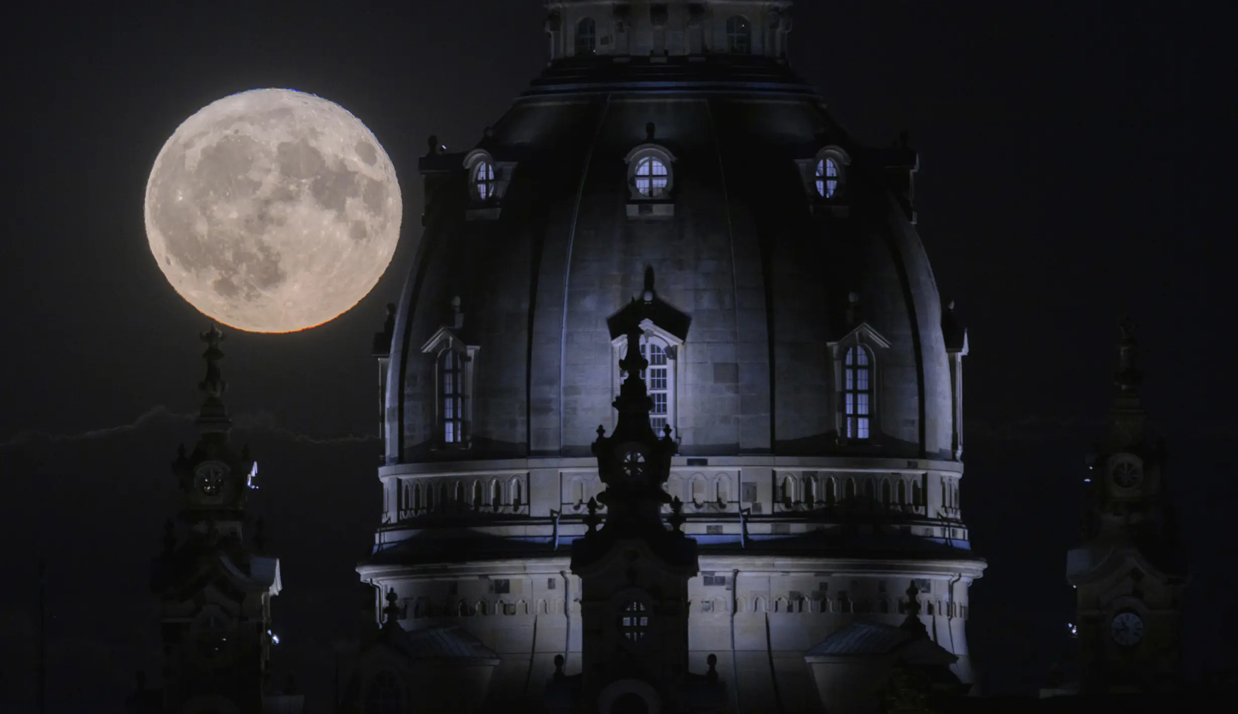 Memandangi Supermoon Pertama Tahun 2023 di Langit Berbagai Negara ...