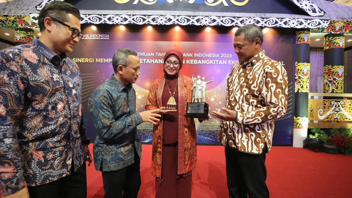 Konsisten Jaga Kestabilan Sektor Ekonomi, Bank Mandiri Raih Tiga Penghargaan dari BI - Bisnis ...