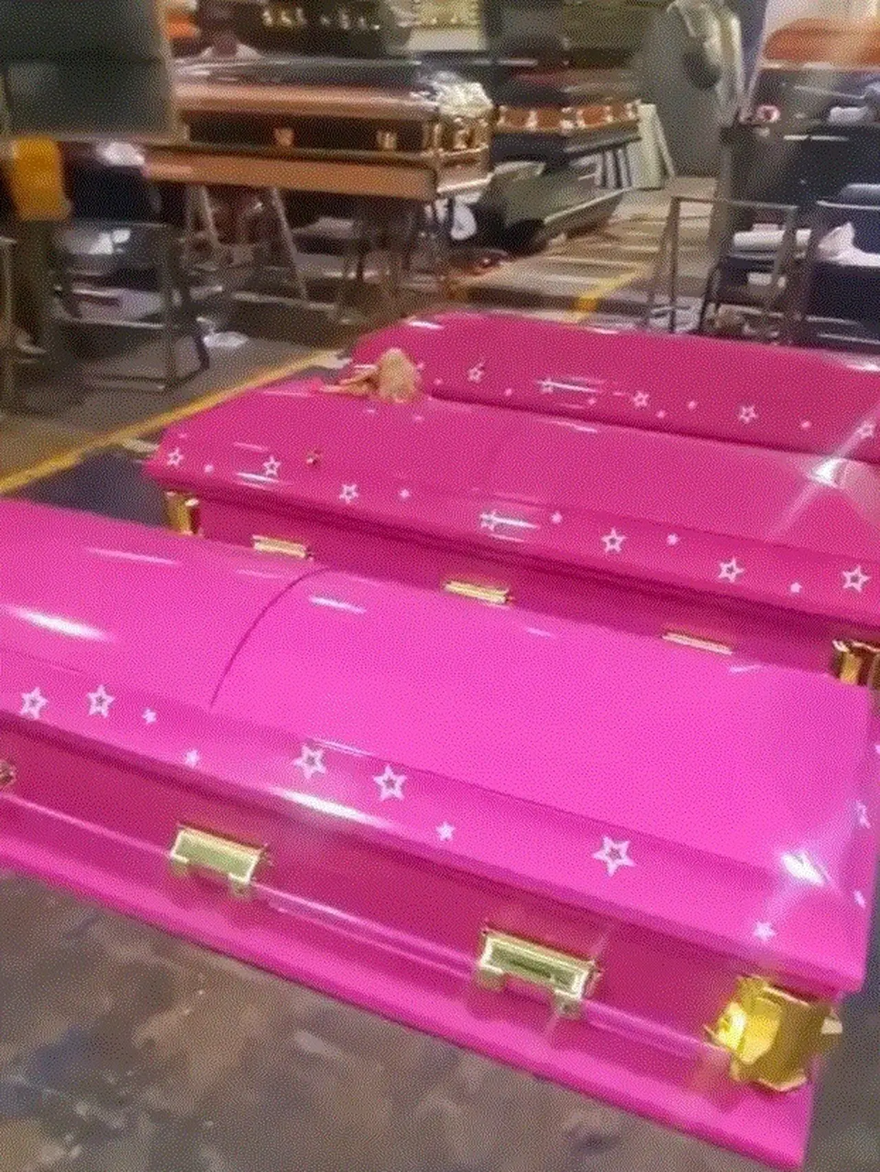 Perusahaan Ini Jual Peti Mati Bertema Barbie Merah Muda, Tren ...