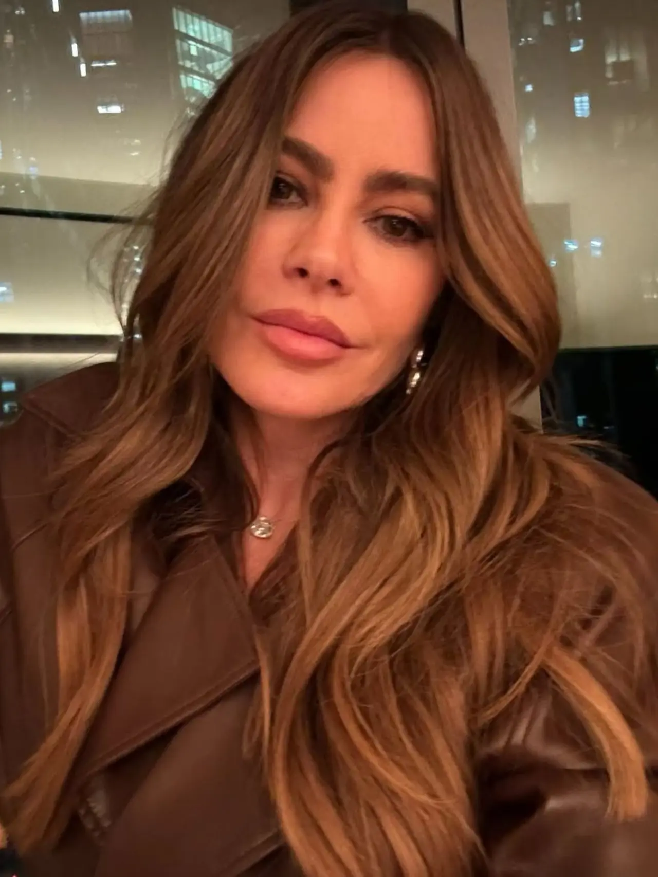 7 Potret Sofia Vergara yang Hobi Selfie, Kini Dirumorkan Kencan dengan Lewis Hamilton - Hot ...