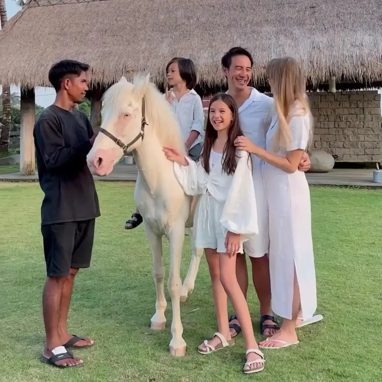 8 Potret Anak Sulung Daniel Mananta yang Curi Perhatian di Sesi Foto Keluarga, Wajahnya Bule Banget