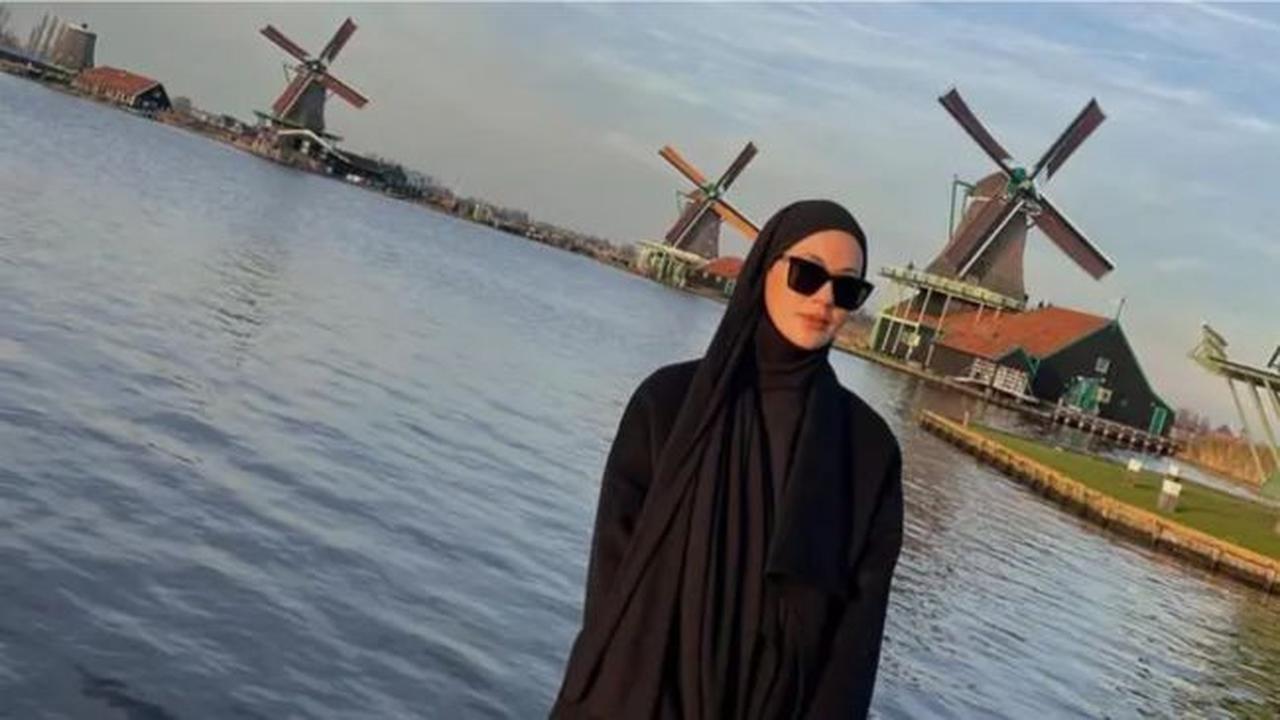 Fashionable dan Elegan, Outfit Serba Hitam Paula Verhoeven Liburan di ...