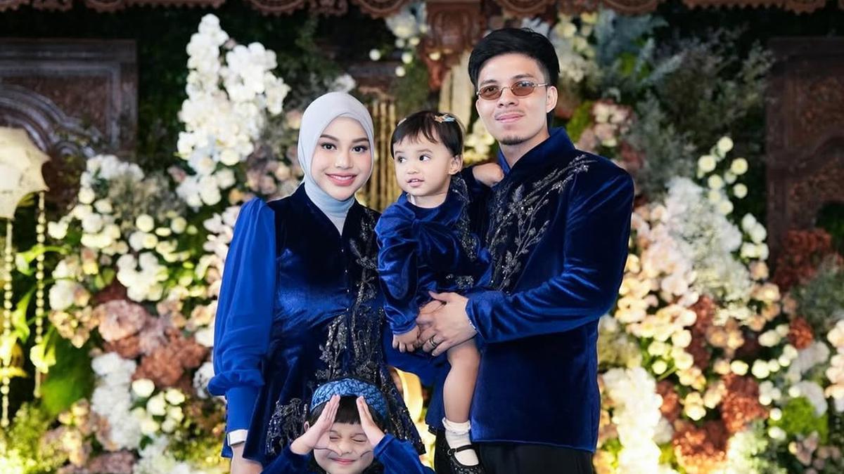 Potret Elegan Aurel Hermansyah Tampil Dalam Balutan Kebaya Velvet Biru di Mitoni Aaliyah Massaid ...