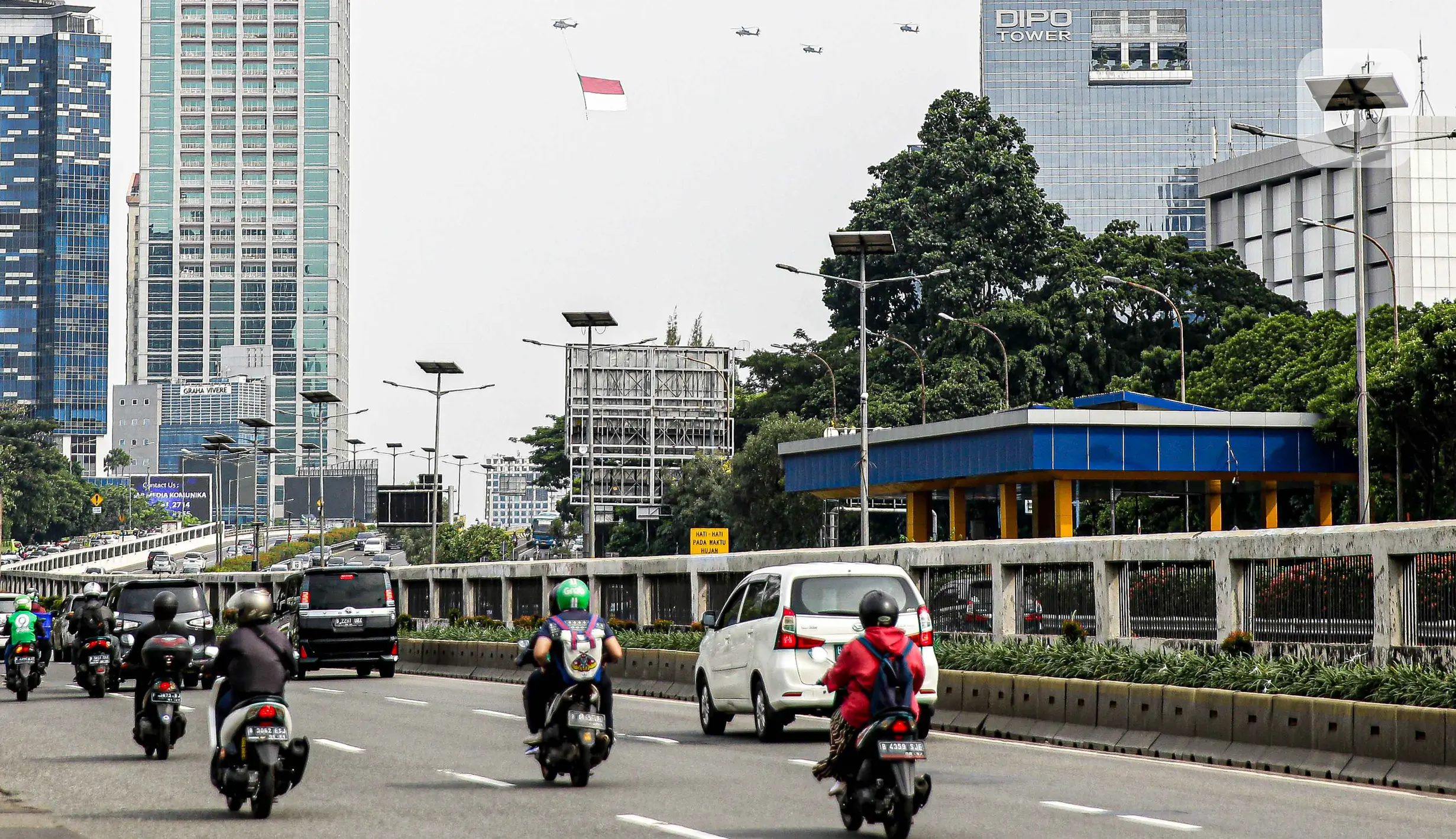 FOTO: HUT ke-76 TNI, Bendera Merah Putih Raksasa Berkibar di Langit ...