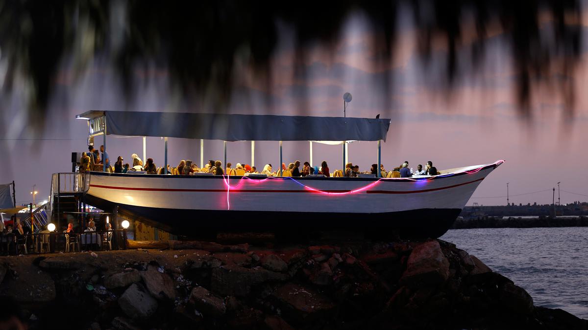 PHOTO: Uniknya Restoran Perahu yang Kenyangkan Perut dan Manjakan Mata