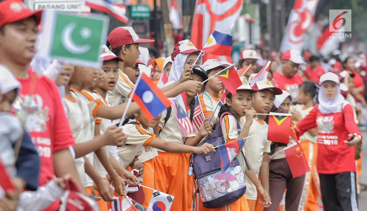 FOTO: Antusias Siswa SD Sambut Pawai Obor Asian Games di Jakarta - Foto ...