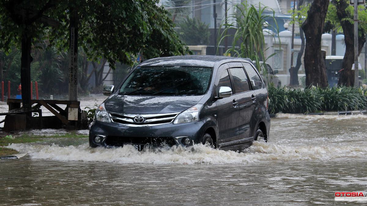 Ini yang Harus Dilakukan Ketika Mobil Sudah Terendam Banjir - Berita Otosia.com