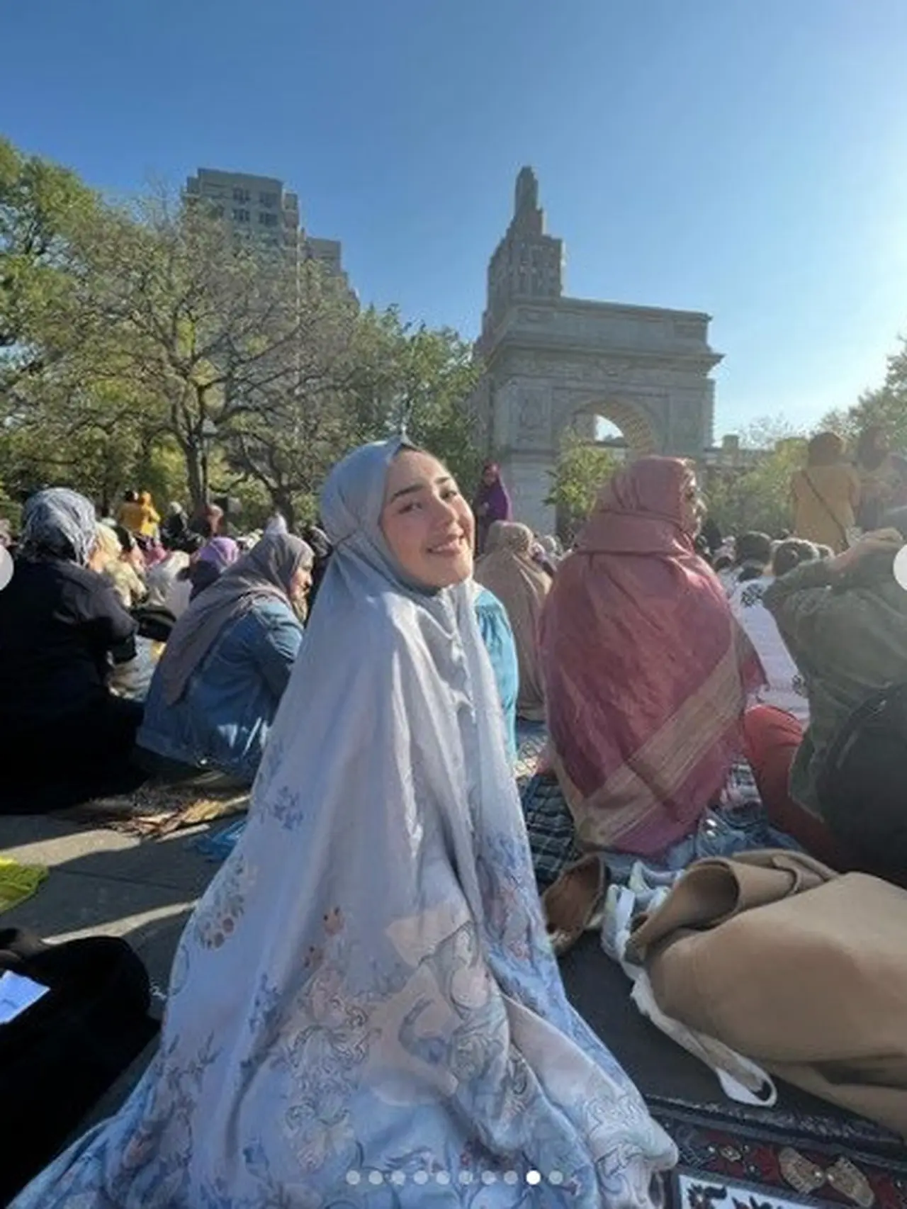 6 Potret Artis Lebaran Idul Fitri 2023 di Luar Negeri: Beby Tsabina Sholat Ied di New York City ...