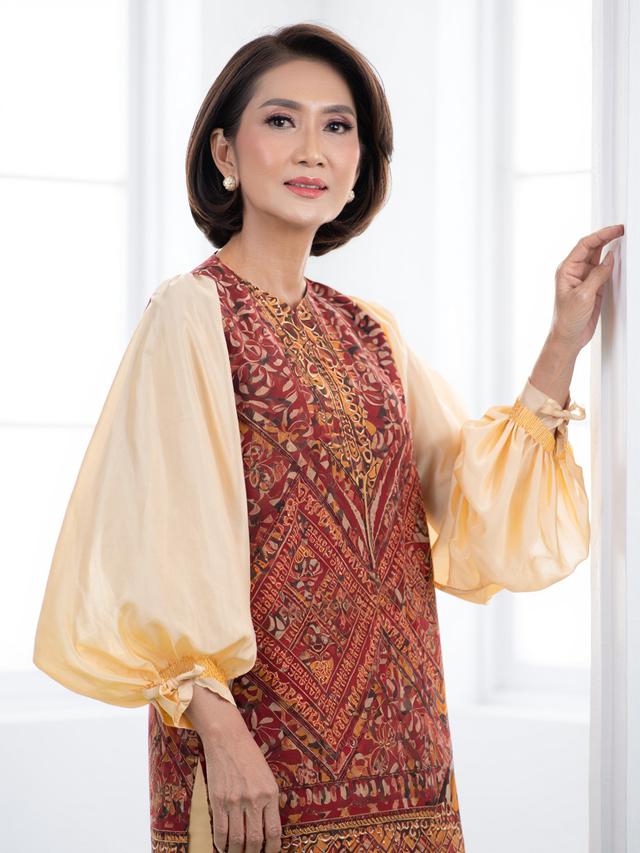 9 Inspirasi Model Tunik Batik Kombinasi Kain Polos untuk Usia 40-an ...