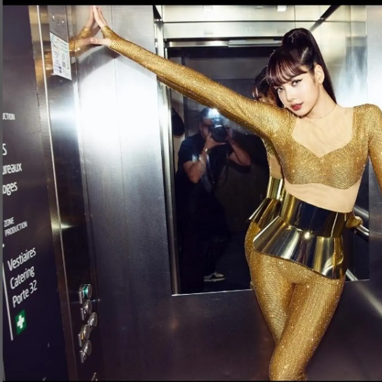 Lisa BLACKPINK Tampil dengan Gaun Kuning Emas di Paris, Disebut bak ...