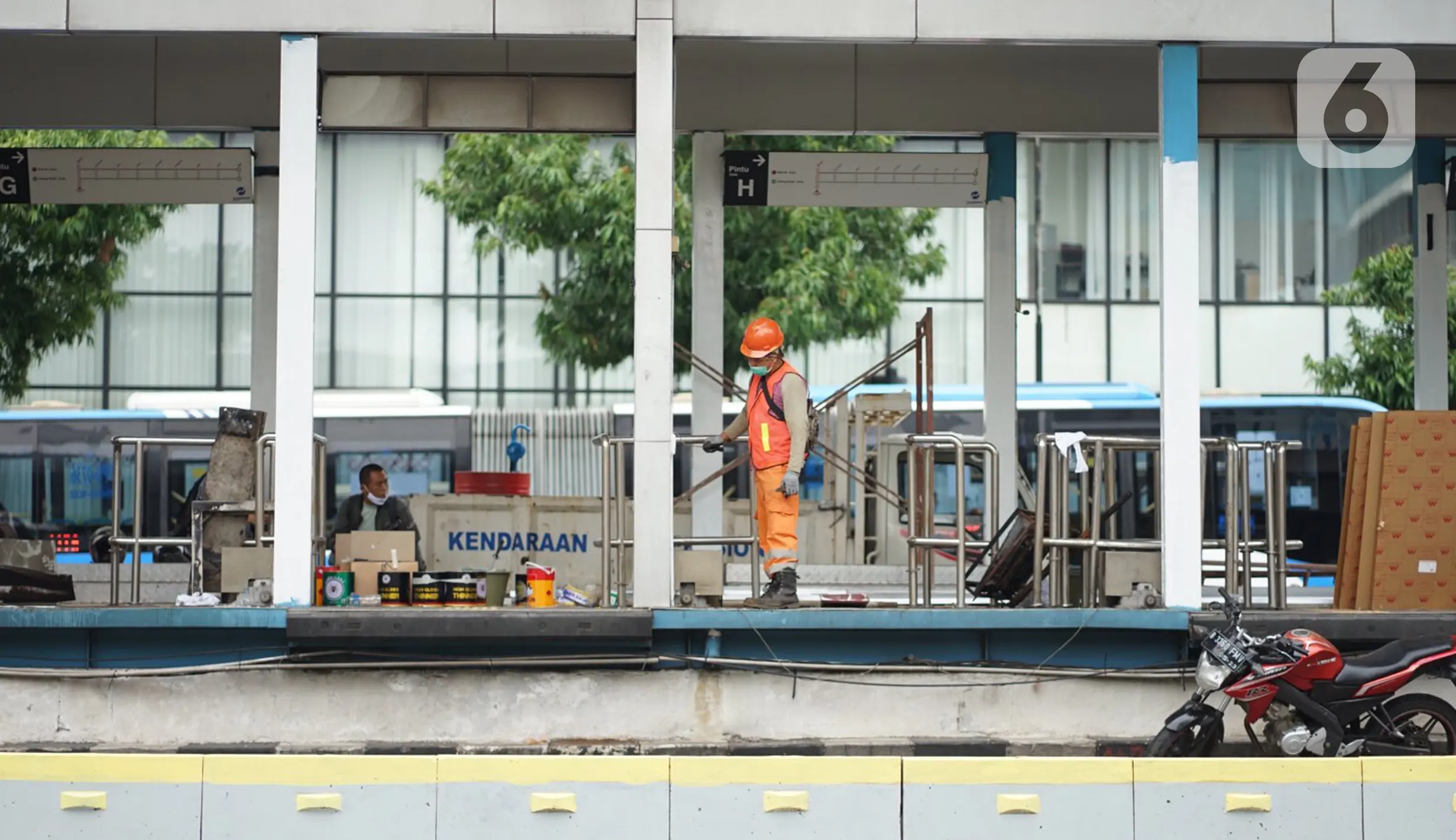 FOTO: Ditarget Beroperasi pada Senin, Perbaikan Halte Transjakarta yang ...